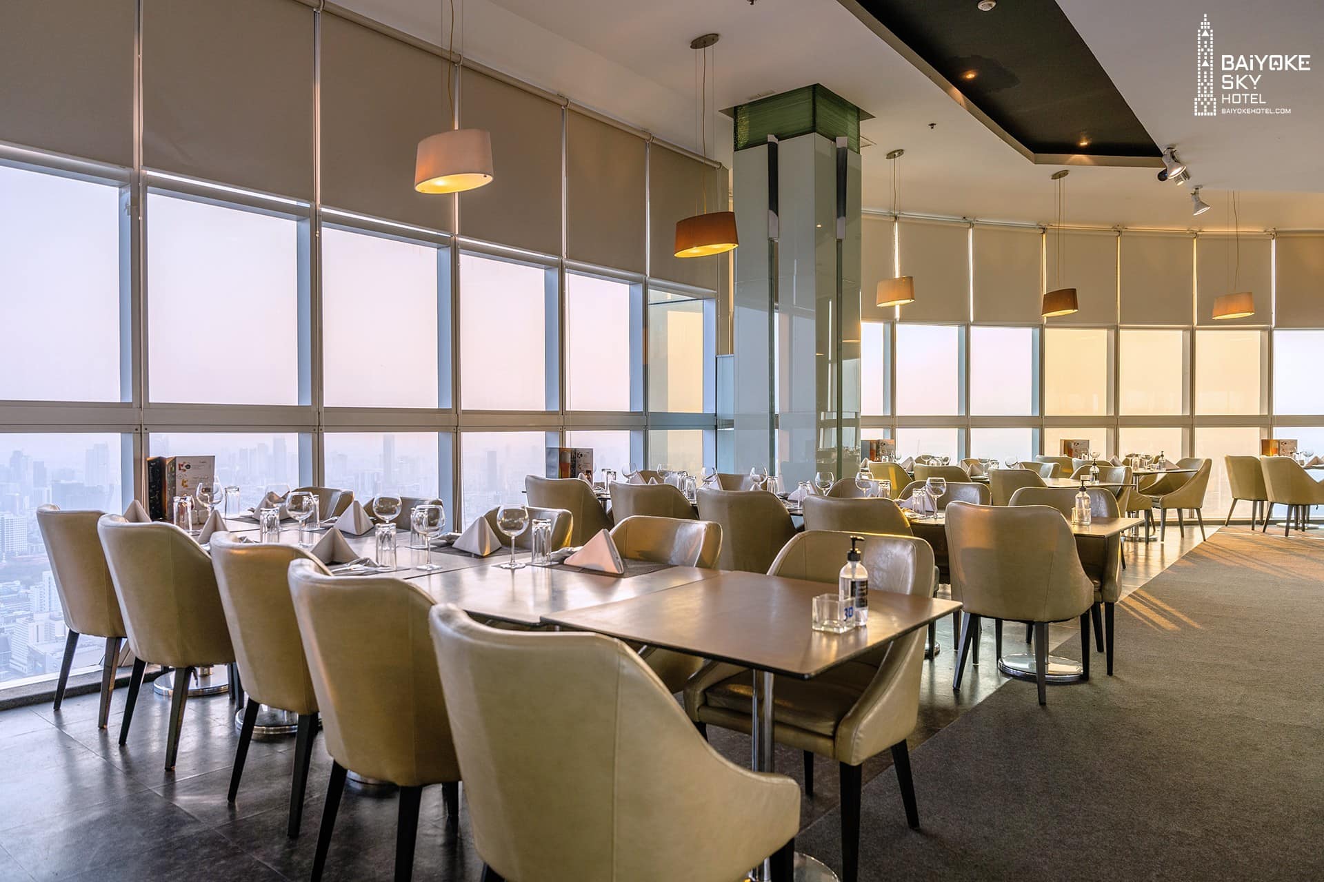 Crystal Grill Buffet on 82nd floor Baiyoke Sky Hotel - Thaivanrent.com